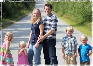 How to live in an Off-grid Tiny Home: A Family's Journey into Off The ...